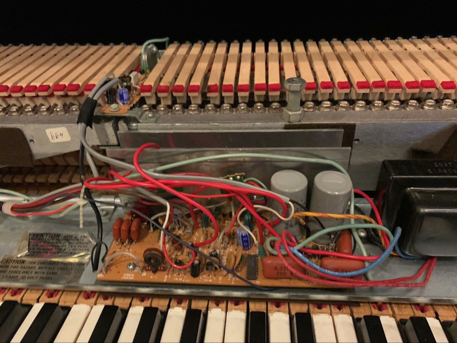 How does an electric piano work? The anatomy of an electric piano ...